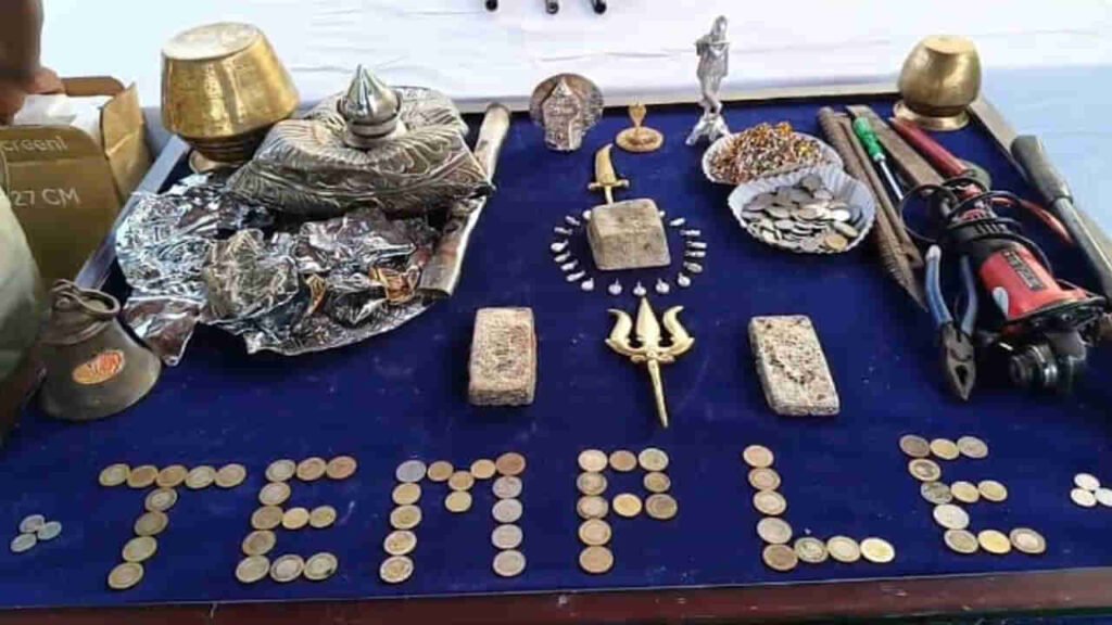 Bapatla District: గుడి కనపడితే.. ఆ రోజు రాత్రి వారికి పని దొరికినట్లే ...